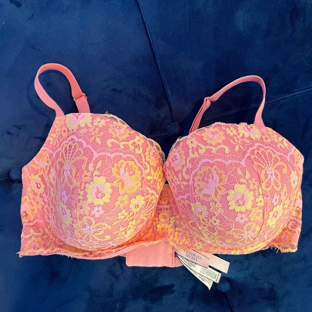 Beautiful Melon Lace Victoria’s Secret Bra - Gem